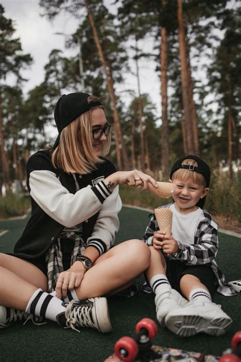 Фотосессия мама и сын со скейтами в 2024 г Фотосессия Семейные