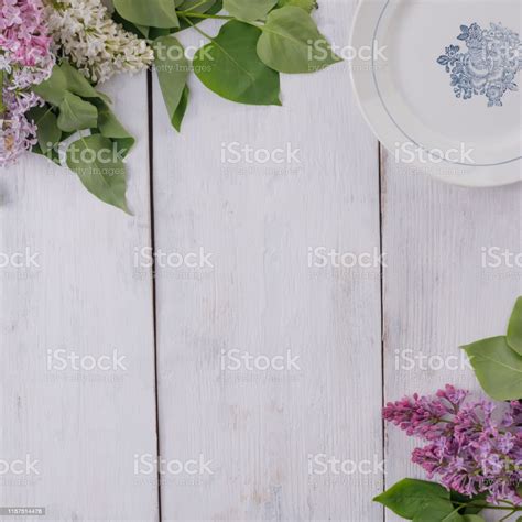 흰색 으로 칠해진 나무 판의 배경에 접시와 꽃장식 라일락 꽃과 텍스트 아래 장소빈티지 배경 위에서 볼 수 있습니다 칼 0명에 대한 스톡 사진 및 기타 이미지 Istock