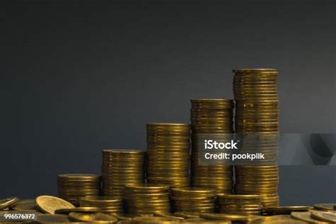 저축 동전 동전으로 어두운 방에서 비즈니스 금융 개념 그래프의 더미의 열 증가 0명에 대한 스톡 사진 및 기타 이미지 0명 개념 경제 Istock