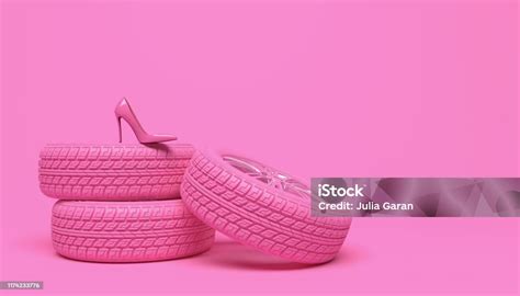 분홍색 자동차 바퀴와 분홍색 배경에 핑크 여성의 신발 매혹적인 여성 스러운 스타일에 창조적인 개념 일러스트 텍스트 또는 로고의 공간을 복사합니다 3d 렌더링 분홍에 대한