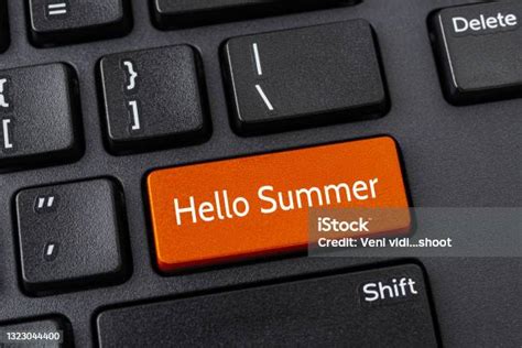 검은 색 데스크톱 컴퓨터 키보드에 안녕하세요 여름 단어와 오렌지 키 더운 여름 시즌 여행 휴가 및 거룩한 날 개념 키패드는 메시지와 함께 버튼을 입력합니다 6월에 대한 스톡