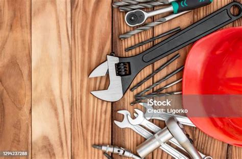 나무 배경에 작업 도구와 Hardhat 맨 위 보기입니다 공간을 복사합니다 0명에 대한 스톡 사진 및 기타 이미지 0명 가정용 장비 개선 Istock