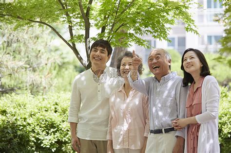 年轻人陪伴父母户外出行高清图片下载 正版图片502102280 摄图网