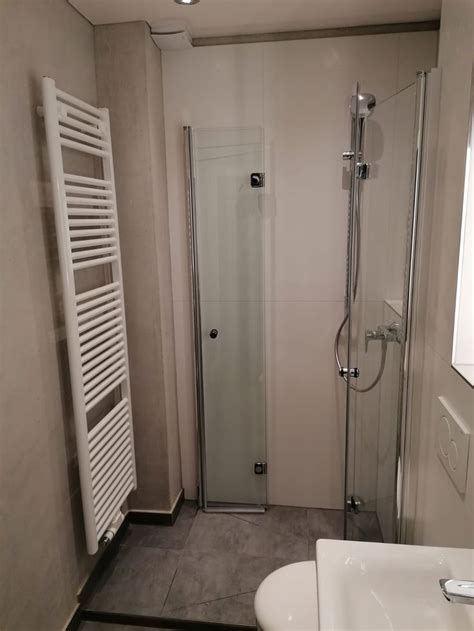 3qm Minibad mit Dusche & klappbarer Duschabtrennung in HH-Barmbek (Bad ...