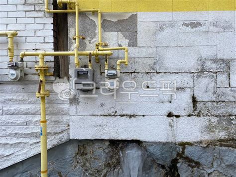 흰색페인트벽돌 노란 흰색 벽돌벽 벽 사진이미지일러스트캘리그라피 Viganism작가