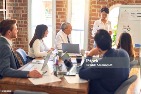 회의에서 함께 일하는 비즈니스 근로자 그룹 그 중 한 명이 사무실에서 동료들에게 프레젠테이션을 하고 있습니다 결정에 대한 스톡 사진 및 기타 이미지 Istock