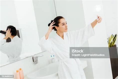화장실에서 셀 카를 복용 매력적인 젊은 여자의 선택적 초점 셀카에 대한 스톡 사진 및 기타 이미지 셀카 한 명의 여자만 화장실 건축물 Istock