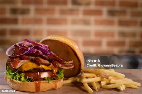 활짝 흐린 배경의 테이블에 열린 브리오슈 빵 크림 치즈 감자 튀김 베이컨 소스를 곁들인 햄버거 샌드위치 갈색에 대한 스톡 사진 및 기타 이미지 Istock