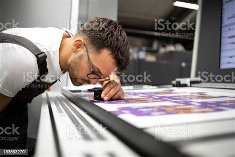 현대 인쇄소에서 그래픽의 인쇄 품질을 확인하는 작업자 인쇄기에 대한 스톡 사진 및 기타 이미지 인쇄기 인쇄 공장 프린터하기 Istock