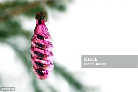 복고 스타일에 소나무 밖에 서 겨울에 흰 눈 비문에 대 한 장소에 오래 된 빈티지 크리스마스 트리 장난감 0명에 대한 스톡 사진 및 기타 이미지 Istock