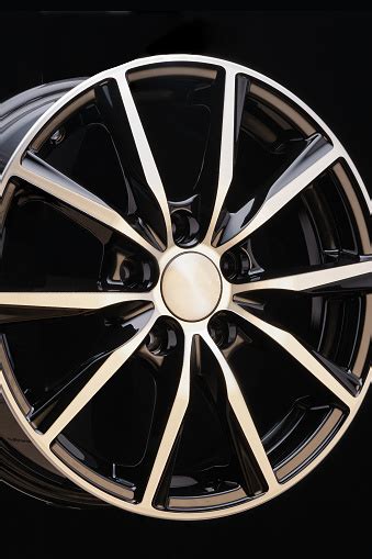 자동차 합금 휠 검은 색과 흰색 아름다운 현대 우아한 개인 전용 디자인 검은 배경 클로즈업 사진 많은 미세 스포크 가장자리에 대한 스톡 사진 및 기타 이미지 Istock