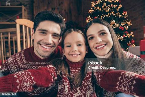 사진 의 재미 가족 엄마 아빠 딸 할 셀카 착용 빨간 스웨터 인사말 에 편안한 평면 가족에 대한 스톡 사진 및 기타 이미지 가족 갈색 머리 남자 Istock