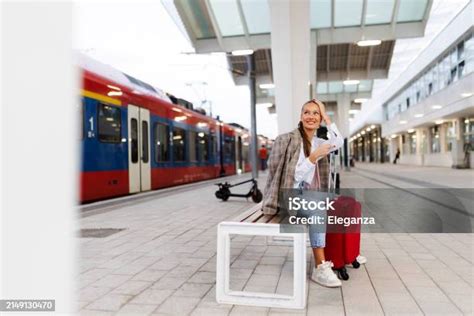 기차역에서 시간을 확인하는 여성 승객 여행과 활동적인 라이프 스타일 컨셉 기차로 여행하기 걷기에 대한 스톡 사진 및 기타 이미지 Istock