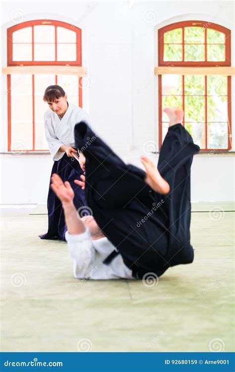 Hombre Y Mujer Que Tienen Lucha Del Palillo Del Aikido Imagen de ...