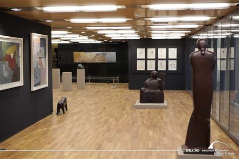 شاهد مجموعة نحتية رائعة من أعمال الفنان آدم حنين تزين أروقة مكتبة