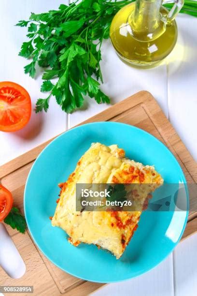 전통 이탈리아 파스타 Cannelloni입니다 구운된 관 파 르 마 치즈와 흰색 나무 테이블에 볘 샤 멜 소스와 다진된 고기와 함께 인형 저녁 식사에 대한 스톡 사진 및