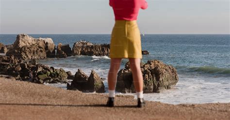 해변에 서 있는 여자 사진 Unsplash의 자연 이미지