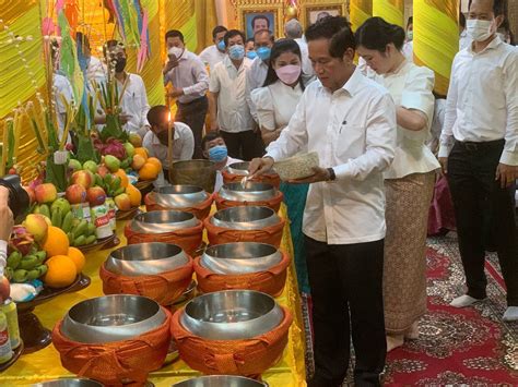 លោក ឃួង ស្រេង ចូលរួមកាន់បិណ្ឌវេនទី០៥ នៅវត្តលង្កាព្រះកុសុមារាម អភិបាលរាជធានី