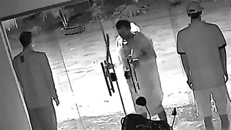 Homem Arromba Loja Com Fac O E Faz Arrast O No Estabelecimento Comercial