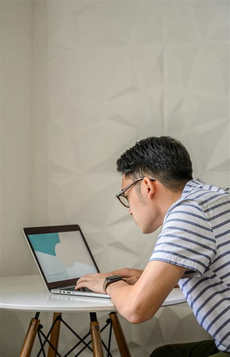 실내 21 세기 개인용 컴퓨터 기술 기술에 정통한 기업가 남성 남자 노트북 디지털 디지털 작업 공간 맥북 프로 무선 미니멀리스트 비즈니스