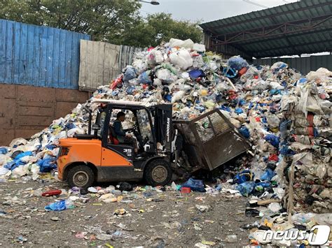 르포 아파트 2층 높이 재활용 쓰레기 산선별근로자들 야간까지
