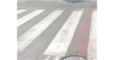 Кола блъсна дете на пешеходна пътека