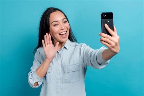 Chica con móvil Foto Gratis