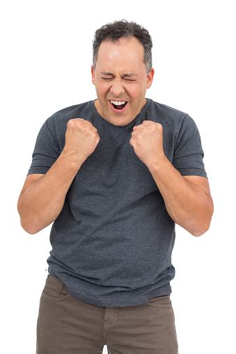 사람은 매우 행복 하 고 축 하 스포츠 팬 승리 축 하 합니다 그 대머리과 체중이 고 어두운 회색 T셔츠를 착용 격리 흰색