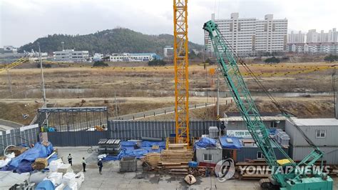 강릉 공사현장서 타워 크레인 고압선 걸려 정전 연합뉴스