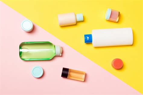 분홍색 배경에 화장품 용기 스프레이 항아리 및 병의 상단보기 설계를 위한 빈 공간이 있는 클로즈업 뷰 0명에 대한 스톡 사진 및 기타 이미지 Istock