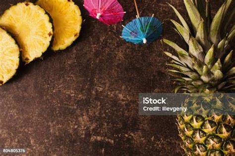 잘 익은 파인애플 그리고 긁힘과 대리석 텍스처와 어두운 테이블에 칵테일 우산 과일을 잘라 건강 한 먹는입니다 남쪽 여행에 가입니다 0명에 대한 스톡 사진 및 기타 이미지