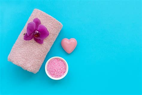 목욕 액세서리 파란색 배경에 수건 소금 비누 스파 화장품 또는 위생 개념 공간을 복사합니다 플랫 레이 맨 위 보기 0명에 대한 스톡 사진 및 기타 이미지 Istock