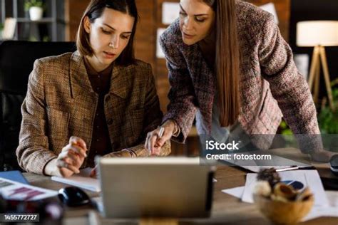 프로젝트 회의를 할 때 문서를 검토하는 두 명의 젊은 사업가 20 24세에 대한 스톡 사진 및 기타 이미지 20 24세 2명 30 34세 Istock