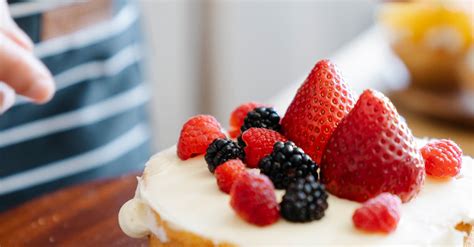 간단한 시럽 고명 과일 달콤한 디저트 딸기 라즈베리 맛있는 먹을 수있는 예술품 목조 판자 미식가 베리류 베이킹 베이킹 열정 붉은 과일 블랙베리