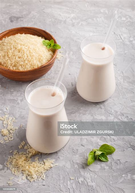 회색 콘크리트 배경에 쌀 씨앗과 유리와 나무 접시에 유기 비 유제품 쌀 우유 비건 건강 식품 컨셉 클로즈업 사이드 뷰 0명에 대한 스톡 사진 및 기타 이미지 Istock