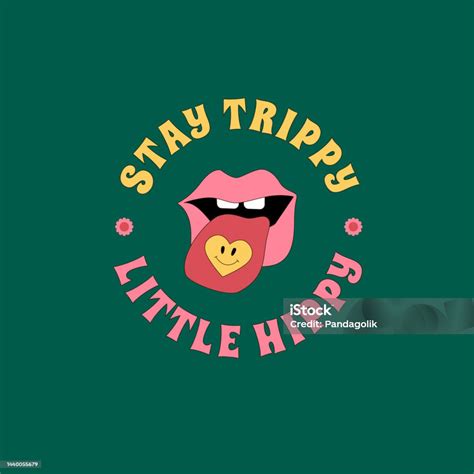 입술과 혀가 튀어 나온 사이키델릭 프린트와 스테이 트리피 리틀 히피의 명언 1960 년 1970 년 스타일의 복고풍 스티커 디자인 1960 1969 년에 대한 스톡 벡터