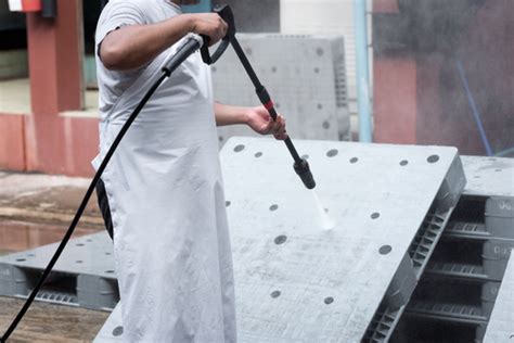 How To Handle Plastic And Metal Pallets With Care