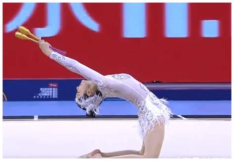 有一种“3cm体操服”叫傅菁，当她弯下腰，给这腰跪了