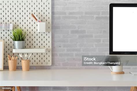현대 홈 오피스 이랑 흰색 작업 영역에 빈 화면이 데스크톱 컴퓨터 공란에 대한 스톡 사진 및 기타 이미지 공란 노트북 단순함 Istock