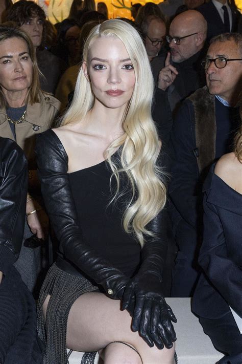 Anya Taylor Joy Dazzles In Chain Dress At Diors Paris Fashion Week Showcase • Celebmafia