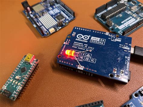 Arduino 메이커들은 축제 중 Arduino Uno R4 핸즈온