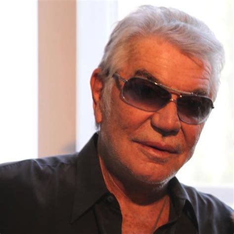 وفاة عملاق التصميم روبرتو كافالي بعد رحلة إبداعية طويلة مجلة هي