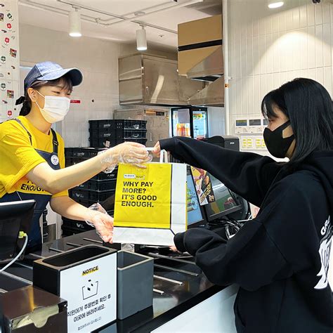신세계푸드 News 연말연시 안전하게 테이크 아웃and딜리버리로 즐기세요 ⠀ 코로나19 재확산에