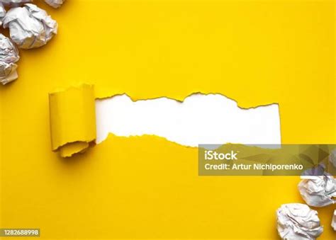 흰색 배경에 텍스트를 위한 공간이 있는 찢어진 용지입니다 흰 구겨진 종이 공 0명에 대한 스톡 사진 및 기타 이미지 0명 개념 곡선 Istock