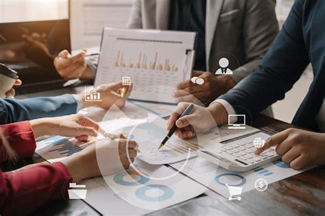 사업가 관리자 재무 감사 및 비서 보고서 작성 잔액 계산 감사 개념 내의 소득 감사 서비스 4 명에 대한 스톡 사진 및 기타 이미지 Istock