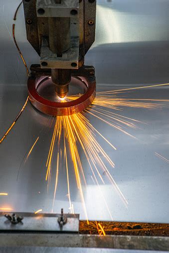 금속의 플라즈마 절단 스파크는 레이저에서 날아오입니다 강철에 대한 스톡 사진 및 기타 이미지 강철 건설 기계류 건설 산업 Istock