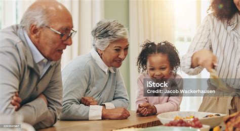 행복한 가족 추수감사절 저녁 식사를 위해 아이들과 함께 집에서 식탁에서 함께 식사하거나 식사하십시오 조부모님 아이 또는 미소와 함께 요리 집에서 유대감을 쌓는 주말이나 휴일