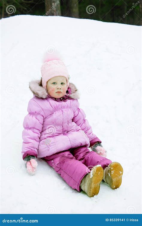 Маленькая девочка в девушке в розовом Outerwear зимы Стоковое Изображение изображение