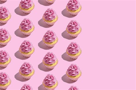 파스텔 핑크 배경에 화려한 컵 케이크 패턴입니다 창조적 인 최소한의 파티 개념입니다 개념에 대한 스톡 사진 및 기타 이미지 개념 누워있기 다양 Istock