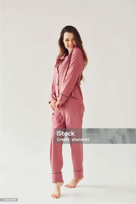 스튜디오에서 흰색 배경에 대해 실내에 서있는 잠옷을 입은 쾌활한 젊은 여성 파자마에 대한 스톡 사진 및 기타 이미지 파자마 여자 잠옷 종류 Istock